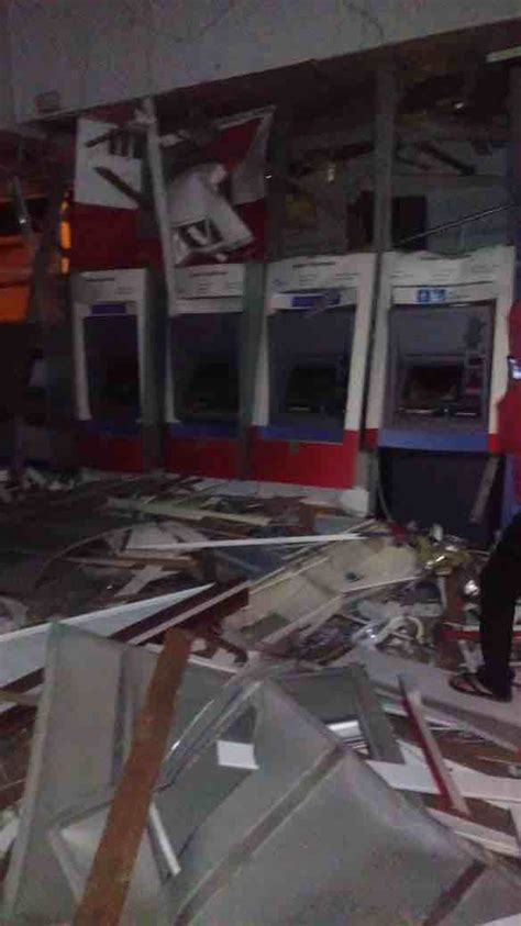 Criminosos explodem agências bancárias e bloqueiam estrada em Campos do