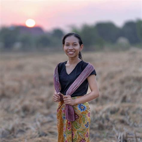 មេីលមិនចង់ស្គាល់ ក្រោយ ស្រីផាច តែងខ្លួនឡេីងខ្ញង់បែបនេះ Khmerload Cambodia Latest News