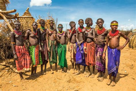 Muchachas Y Mujeres De La Tribu Africana Daasanach En Su Villag Imagen