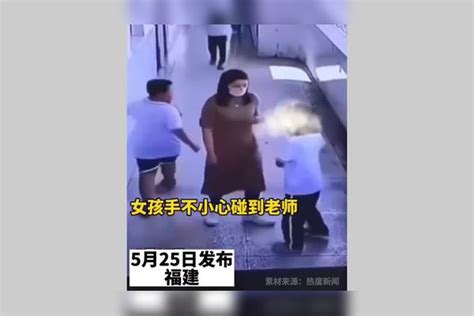 女孩教室走廊玩耍，不小心碰到老师，被老师踢揪衣领进教室