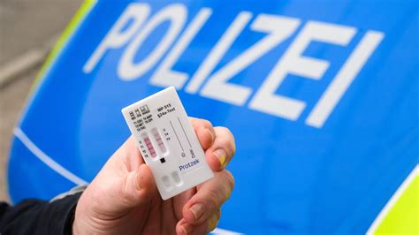 Polizei Findet Drogen Waffen Und Bargeld Im Auto Eines Autofahrers In