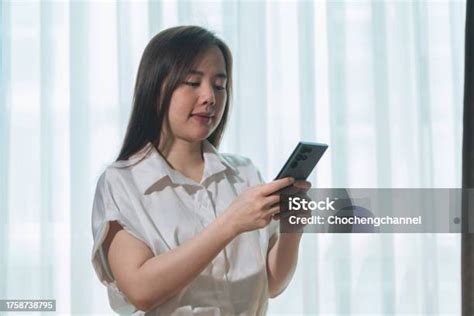 사무실에서 스마트폰을 사용하는 젊은 아시아 여성 사업가 사업 개념 35 39세에 대한 스톡 사진 및 기타 이미지 35 39세