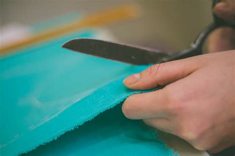 재 봉사가 위 드레스에 대 한 그리기로 군 스타일 디자인 개발 및 의류 옷을 만드는 바느질 및 수리 서비스 일 개념에서 재 봉사 가위에 대한 스톡 사진 및 기타 이미지