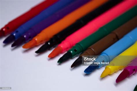 흰색 배경에 여러 가지 빛깔의 펠트 팁 펜 문구 개념 복사 공간을 복사합니다 격리 0명에 대한 스톡 사진 및 기타 이미지 0명 개체 그룹 검은색 Istock