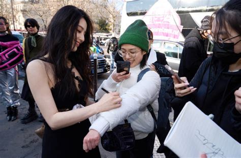黄圣依巴黎时装周造型曝光 穿黑色薄纱吊带好性感 搜狐大视野 搜狐新闻