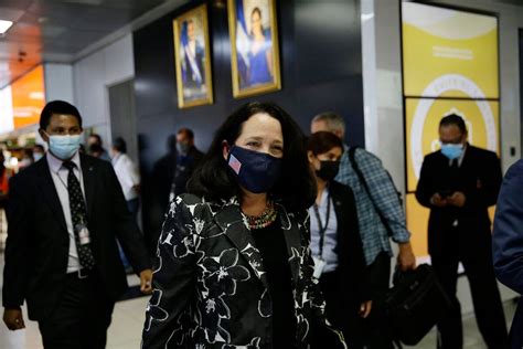 El Líder Del Congreso Salvadoreño Y La Diplomática De Eeuu Abordan