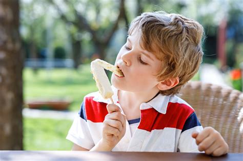 여름에 아이스크림을 먹는 어린 미취학 소년 차가운 디저트를 먹는 행복한 아이 화이트 초콜릿 아이스크림 웃는 재미있는 아이 귀여운에 대한 스톡 사진 및 기타 이미지 Istock
