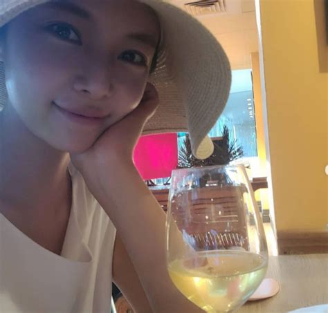 황정음 밀착 셀카도 굴욕無 아이돌 센터급 미모 [sns★컷]