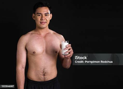 검은 배경에 서 우유를 마시는 아시아 근육 남자의 초상화 남자에 대한 스톡 사진 및 기타 이미지 남자 우유 건강한 생활