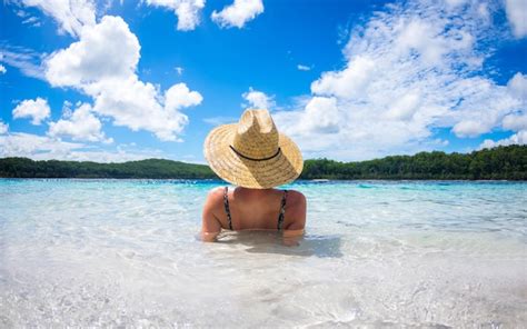 Mujer Feliz Disfrutando De Playa Relajante Alegre En Verano Por Agua