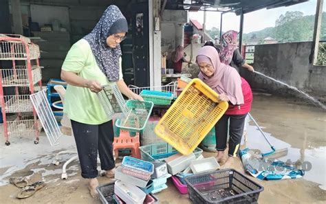 Rezeki Musim Banjir Penoreh Getah Ambil Upah Jadi Tukang Cuci
