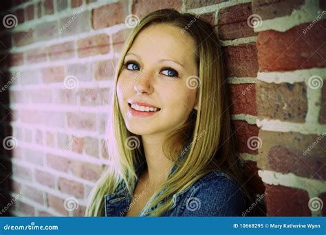 Aantrekkelijke Tiener Stock Afbeelding Image Of Blond 10668295