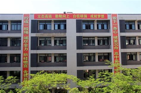 要高考了，學校現雷人勵志標語：要成功 先發瘋 每日頭條