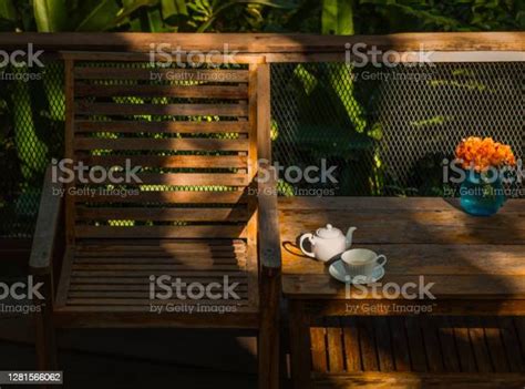 아침에 자연 설정에서 나무 테이블에 아름다운 흰색 커피 머그잔편안한 코너 0명에 대한 스톡 사진 및 기타 이미지 0명 가구 갈색 Istock