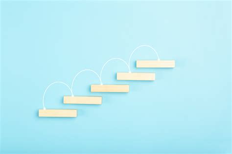 비즈니스 성장 개발 계획 개념 및 비즈니스 분석 배경을 제공합니다 금융 및 경력 성장 통화 소득 및 경제 개발의 증가로 파란색 배경에 블록의 나무 단계 0명에 대한 스톡