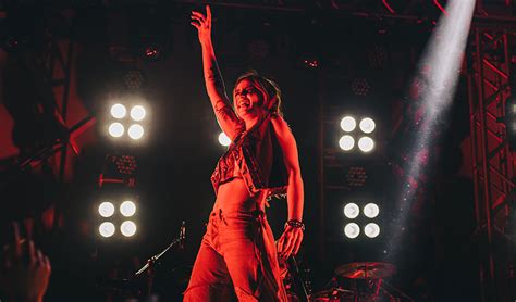 Carol Biazin Apresenta Ato II E Canta Novo Single Em Show Esgotado De