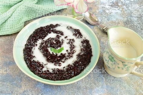인도네시아 전통 디저트 부버 케탄 히탐 또는 코코넛 밀크 소스와 판단 잎을 곁들인 검은 찹쌀 죽 0명에 대한 스톡 사진 및 기타