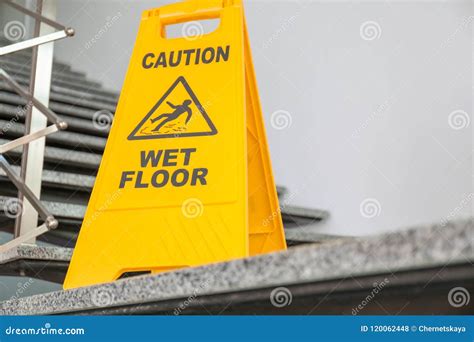 Muestra De Seguridad Con El Piso Mojado De La Precaución De La Frase En