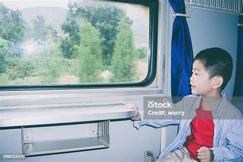 아시아 어린이는 기차 창 밖으로 보고 2 3 살에 대한 스톡 사진 및 기타 이미지 2 3 살 고풍스런 공휴일 Istock