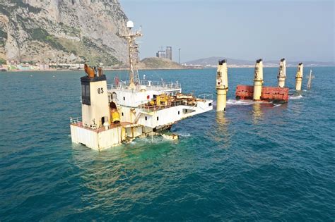 Gibraltar Retira 17000 Toneladas De La Carga Del Buque Hundido Os35 Y