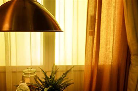 잡지에 그린 패브릭 갓입니다 화려한 장식 전기 가구 조명 램프 전등 갓 스타일 직물 추상적인 배경 교수형 램프 인테리어 디자인 가구에 대한 스톡 사진 및 기타 이미지