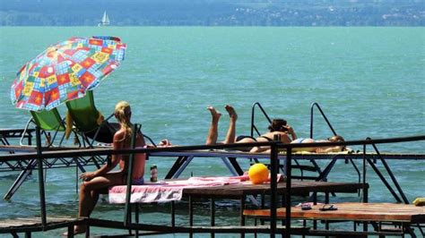 A Balaton déli partján a vízparton szeparált ikerház rész saját stéggel eladó