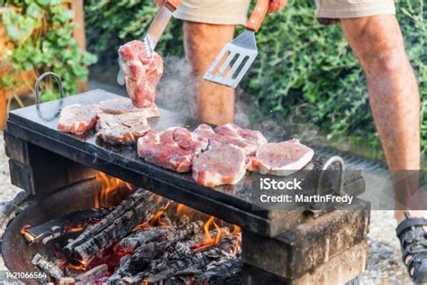벽난로에서 수제 굽기 여름 파티 뜨거운 화강암 슬래브에 굽기 건강한 그릴링 불고기 건강한 생활방식에 대한 스톡 사진 및 기타 이미지 건강한 생활방식 건강한 식생활