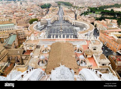 Vista Dalla Cupola Della Basilica Di San Pietro E La Basilica Di San