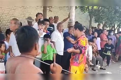 第一次在农村看杂技表演看这小伙的操作真是不容易