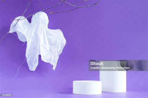 할로윈 휴일 개념 보라색 배경에 제품 흰색 유령과 가을 호박을 표시하기위한 연단 이나 받침대 10월에 대한 스톡 사진 및 기타
