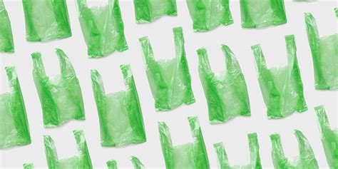 밝은 배경 넓은 배너 생분해성 포장 폐기물 일회용 가방 식료품 가방 없는 날에 녹색 비닐 봉지의 최소 트렌드 패턴 투명 패킷 플라스틱 프리 컨셉 비닐 봉지에 대한 스톡 사진