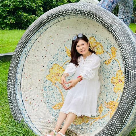 潔媽 再來一次，我還是會這麼選 󠀠 有位年輕朋友問我： 「妳會後悔嗎？後悔這麼早離開職場，放棄主管職，去做自媒體？」 󠀠 我想了想，沒有