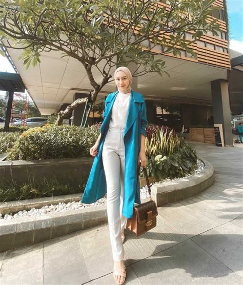 Ide OOTD Hijab Dengan Blazer Ala Melody Prima Cocok Ngantor