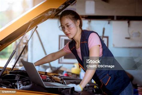 열린 후드보기와 여성 자동차 정비사 수리 자동차 및 리필 또는 차 차고 서비스에서 청소 레벨 모터 오일을 확인 검사 보기에 대한 스톡 사진 및 기타 이미지 Istock