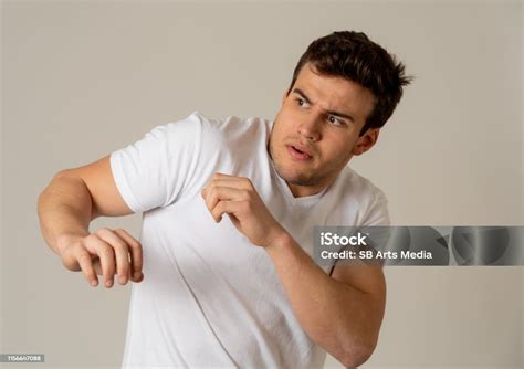 인간의 감정감정과 표정에서 겁을 먹고 방어하는 제스처를 만드는 그의 얼굴에 무서운 표정으로 충격에 휩싸인 잘생긴 라틴어 젊은이의 초상화 스튜디오 샷 감정에 대한 스톡 사진