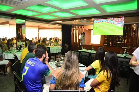 Sette Restaurante Reúne Turma Animada Durante Segundo Jogo Do Brasil Na