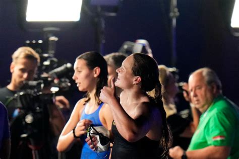 Israeli Swimmer Wins Silver Medal Stands Strong Against Crowds Boos