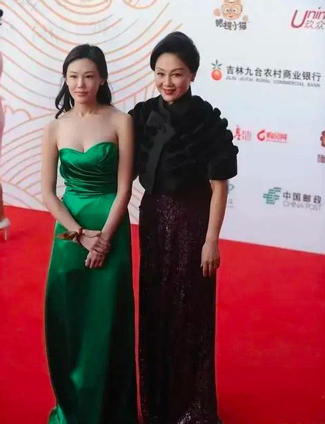王姬带女儿走红毯，颜值一般气质却很出众，少女如此老成不多见！