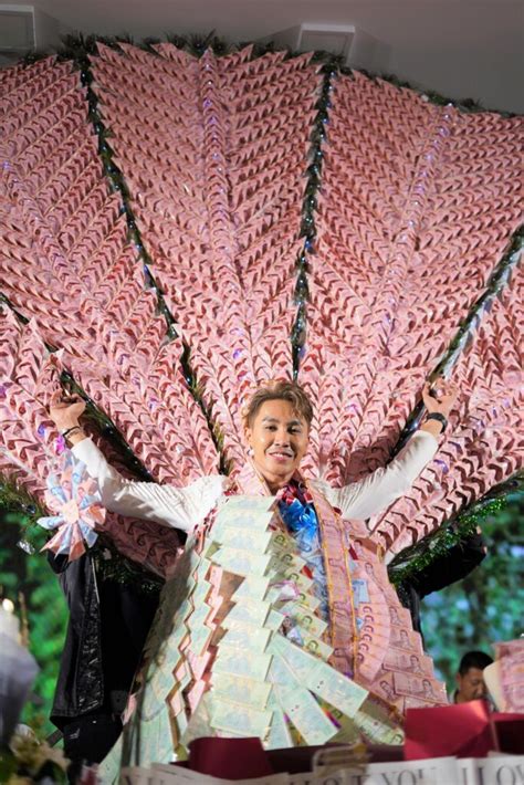 แฟนคลับเปย์หนัก หอบมาลัยเงินล้านล้นคอ ตรี ชัยณรงค์ ของขวัญวันเกิด 36 ปี