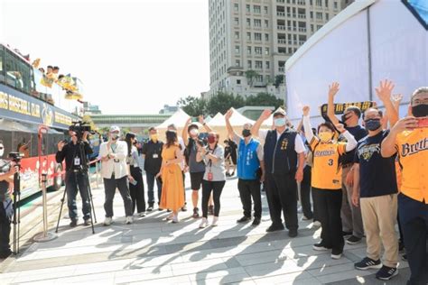 中信兄弟封王遊行 盧秀燕與「百萬象迷」祝年年封王、共享榮耀 Yahoo奇摩時尚美妝