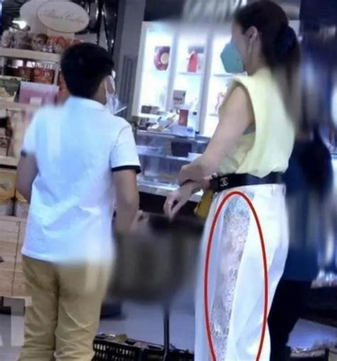 李嘉欣穿「蕾絲透視褲」，帶兒子從容逛街，不害臊嗎 每日頭條