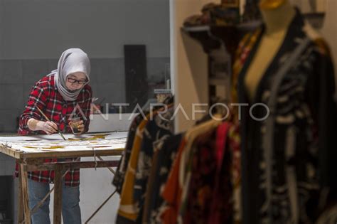 Produksi Batik Betawi Di Rumah Batik Palbatu ANTARA Foto