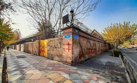 فرارو تصاویر شعارنویسی بر روی دیوار سفارت انگلیس در تهران