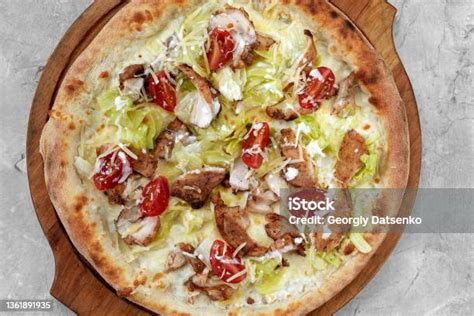 화이트 소스 닭고기 파마산 달걀 체리 토마토 나무 배경의 신선한 양상추를 곁들인 맛있는 피자 시저 스타일 맛있는 맛 피자 시저와 레스토랑 피자 피자 메뉴 0명에 대한 스톡