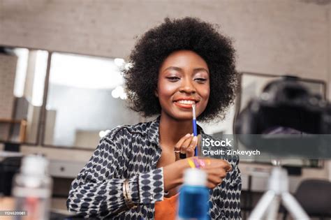 새로운 액체 입술에 노력 하 고 곱슬 머리와 놀라운 아프리카계 미국인 여자 30 39세에 대한 스톡 사진 및 기타 이미지 30 39세 곱슬 머리 귀여운 Istock