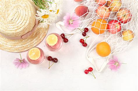 밀짚모자 에코백에 담긴 과일 상쾌한 음료 햇볕이 잘 드는 테이블에 카모마일 꽃 밝은 배경에 여름 트렌디한 배너입니다 휴가와 여행 개념 0명에 대한 스톡 사진 및 기타 이미지
