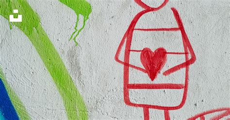 빨간색과 흰색 하트 그리기 사진 Unsplash의 무료 리스본 이미지