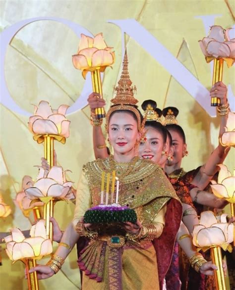 หลากสีสัน รวมดาวเด่นในคืน ลอยกระทง นางนพมาศ 2562 สวยงามในชุดไทย
