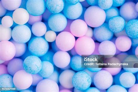 분홍색과 파란색 색상의 화려한 공 배경 다양한 크기의 다채로운 공이 있는 배경 파스텔 색상의 공 구체 0명에 대한 스톡 사진 및 기타 이미지 Istock