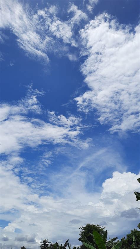 Background Aesthetic Awan Biru